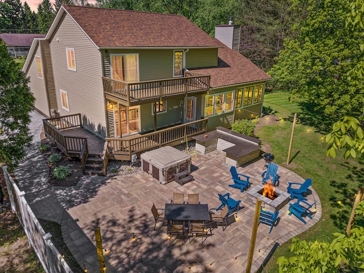 Hottub Hideaway Fire Pit Fun & Games For 12 Guests - Phoenix, NY