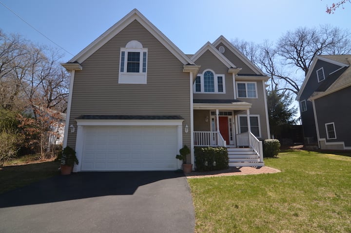 Cozy & Spacious Home Near Boston - Medford, MA