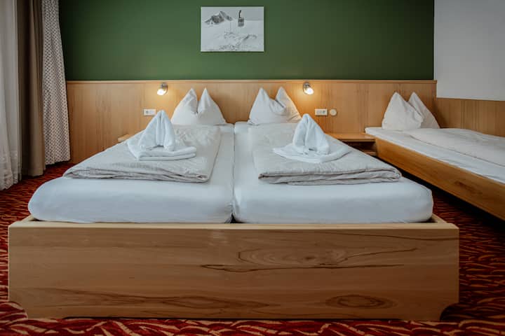 Eschenhof Bed | Breakfast - Dreibettzimmer 103 - Kaprun