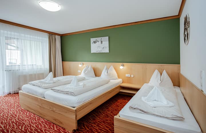 Eschenhof Bed | Breakfast - Dreibettzimmer 104 - Kaprun