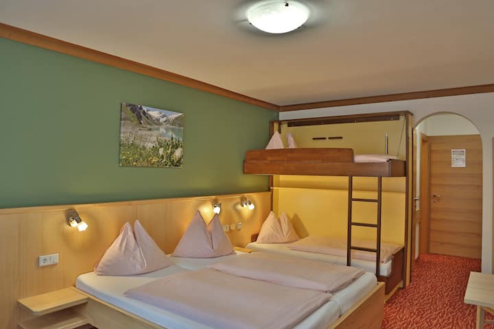 Eschenhof Bed | Breakfast - Vierbettzimmer 106 - Kaprun