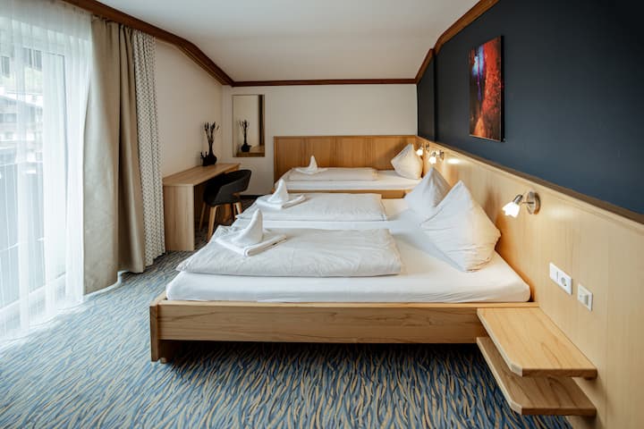 Eschenhof Bed | Breakfast - Dreibettzimmer 202 - Kaprun
