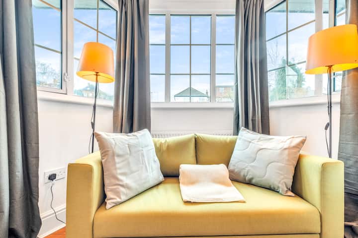 6-flat Home For Groups | Parking - Watford
