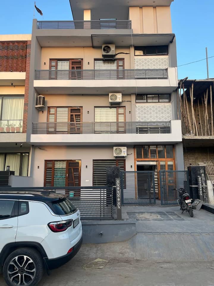 8bhk | Stylish Home | Perfect For Families - Sahibzada Ajit Singh Nagar
