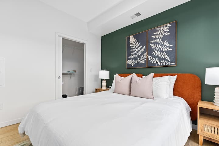 Chic 1-bedroom Escape | Modern Comfort & City View - Edina