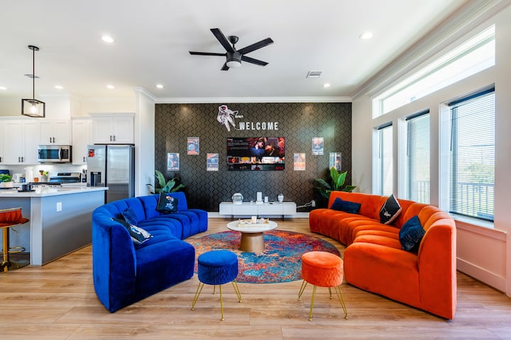 Modern "Nasa" Home - Billiard, Ping Pong, Rooftop - Houston, TX