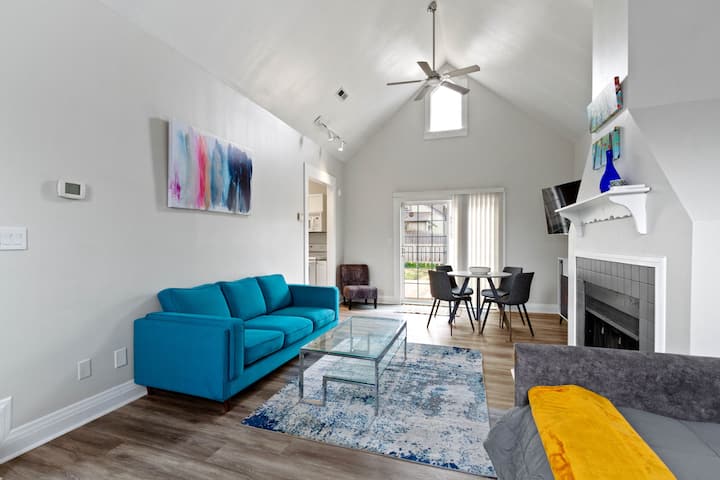 Sunny Spring Suite: Hot Tub, Steps From Mass Ave - University Heights – Indianapolis
