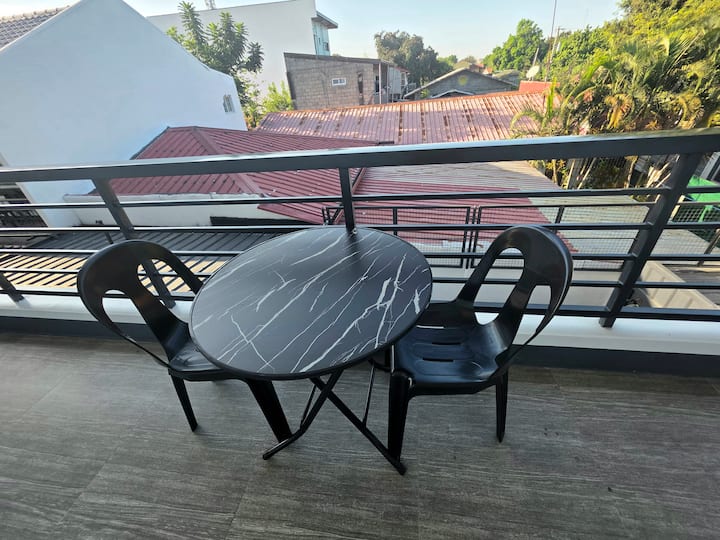 1 Br W/ Smarttv+wi-fi+parking+no Brownout - Tarlac City