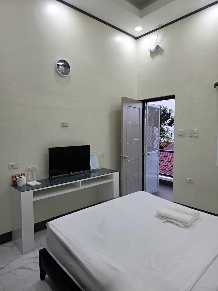 1 Br W/ Smarttv+wi-fi+parking+no Brownout - Tarlac City