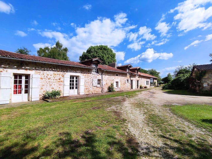 Superbe Longère Du 17ème Sur Un Domaine De 15 Ha - Nontron