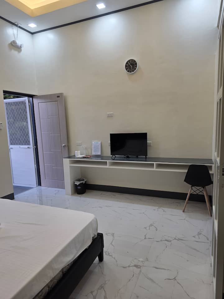 1br Safe & Clean+smarttv+parking+no Brownout - Tarlac City