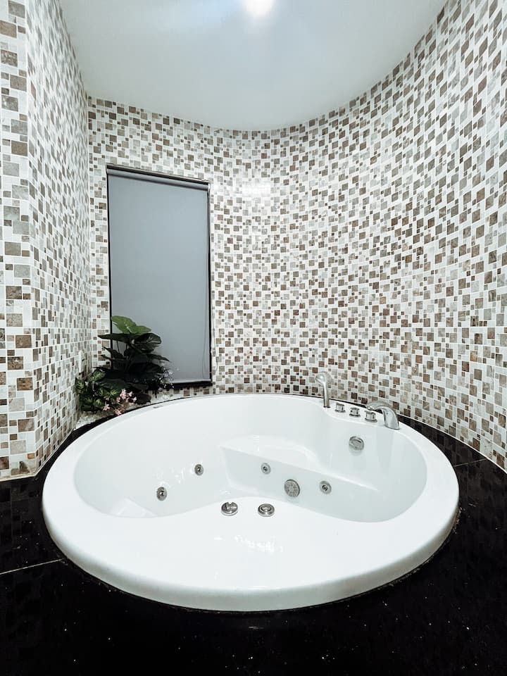 B02/large Bathtub Couple Suite Tan Dinh Church - Hô Chi Minh-Ville