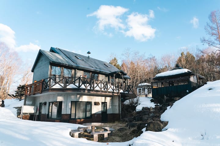 露天風呂と温泉2つ。サウナにbbq小屋。薪ストーブ。大きなログハウスを貸切で。 - Hokkaidō