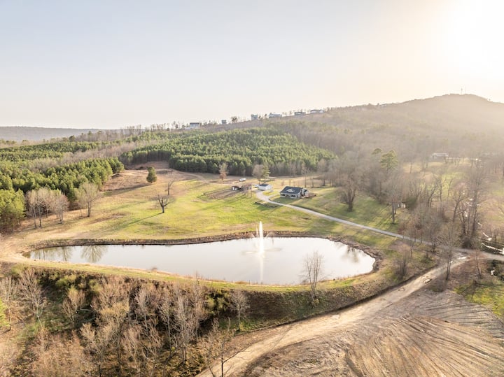 Rustic Mountain Lodge / Pet Friendly - Lake Hamilton, AR