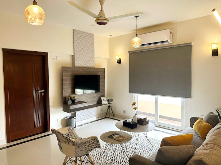 Luxury 3br Apt | Prime Spot W/lounge & Dinning - Karachi