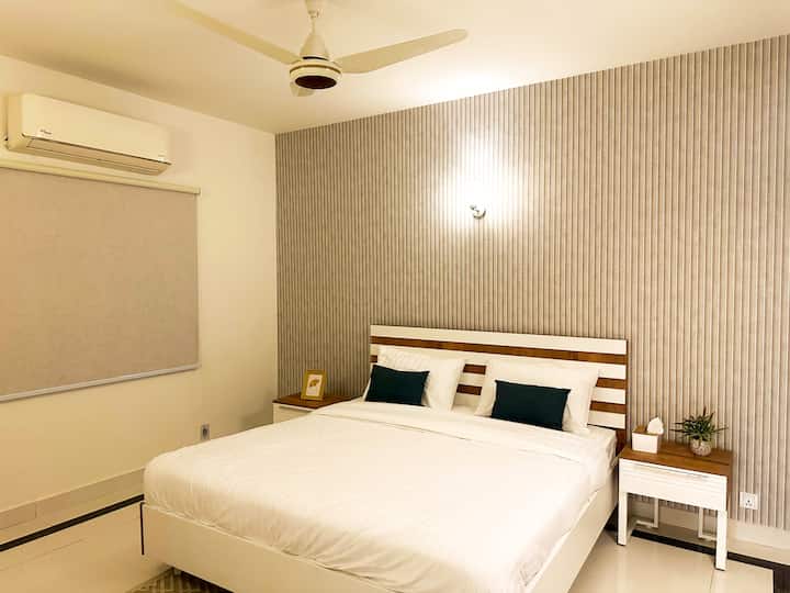 Luxury 3br Apt | Prime Spot W/lounge & Dinning - Karachi