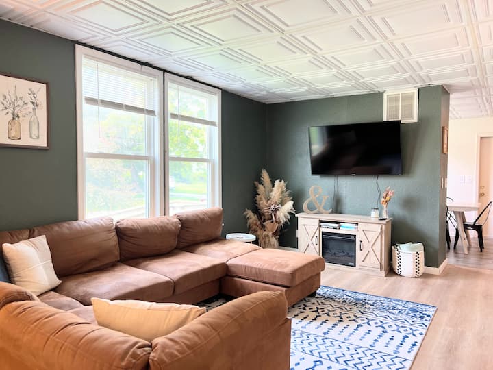 Big House W/ Game Room! - Urbana, IL