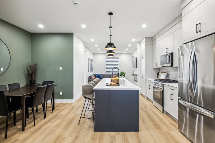 5 Bdrm, 3 King Beds, Two Suites-perfect Group Stay - カルガリー