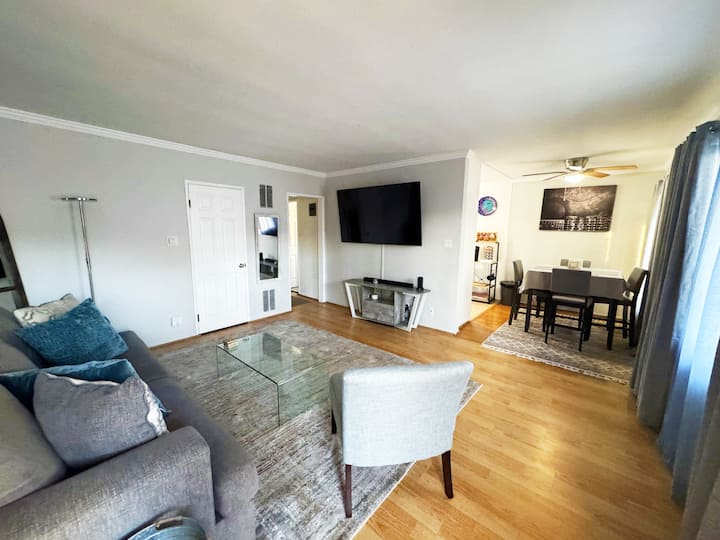 Entire Spacious 2-bedroom Condo In Central Weho! - Hollywood, CA