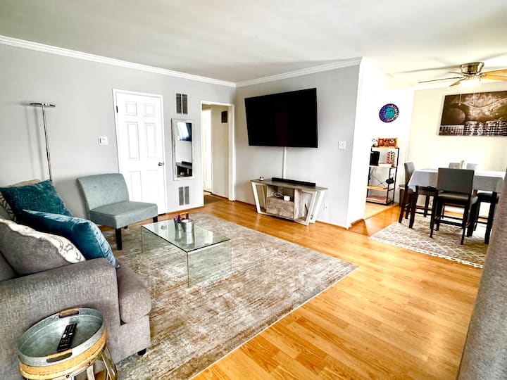 Entire Spacious 2-bedroom Condo In Central Weho! - West Hollywood, CA