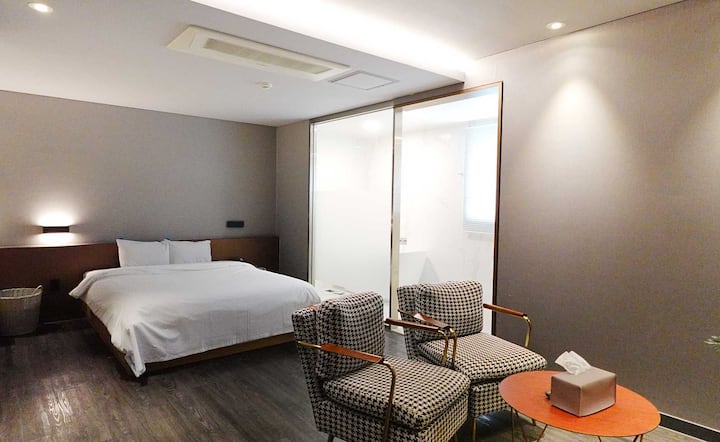 [호텔 크라페 경산점] 경산핫플 위치! 디럭스B #경산역숙소#경산버스터미널#비즈니스#킹베드 - 경산시