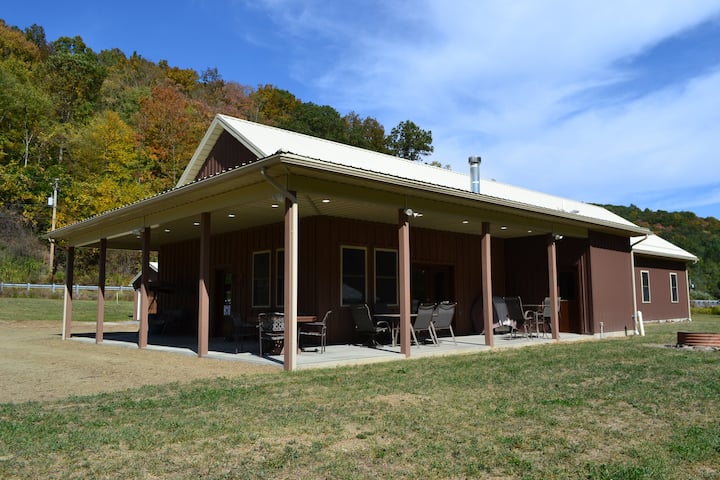 19 Acres Lodge, 5br, 18 Beds, 2 Bath. Sleeps 24 - Moshannon State Forest, Penfield