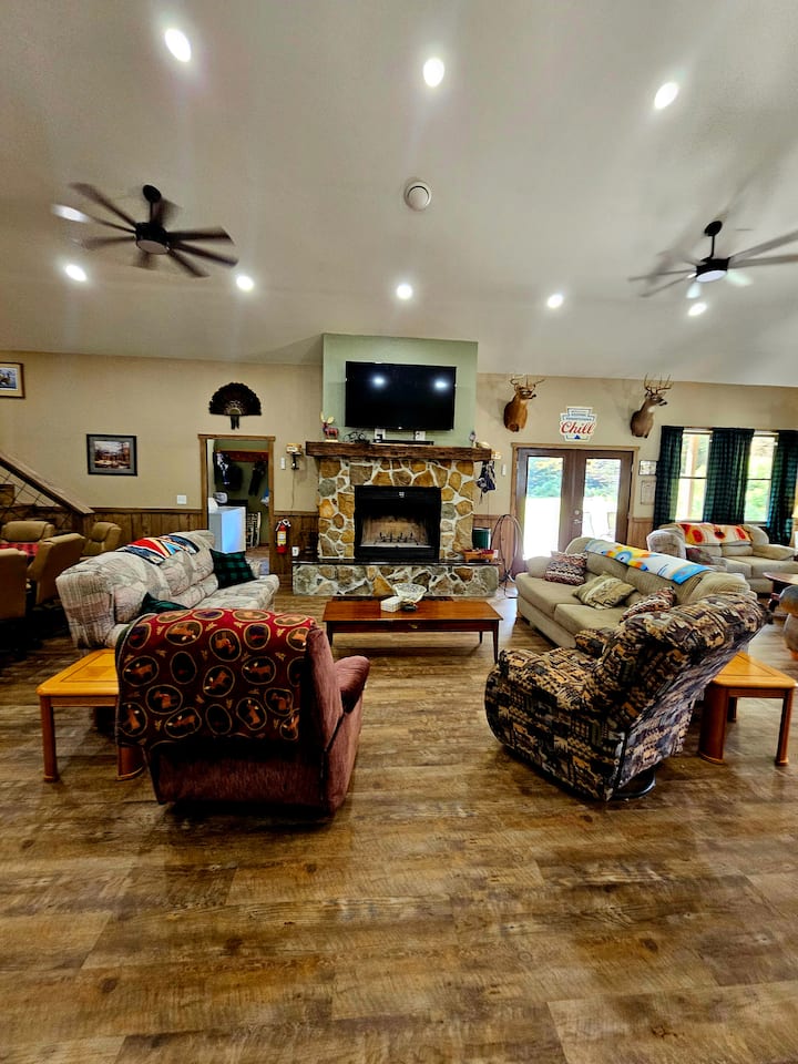 Big Snorter Lodge, 5br, 18 Beds, 2 Bath. Sleeps 24 - Treasure Lake, PA