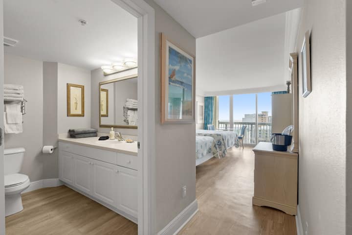 A Contemporary Studio Escape On The 8th Floor - Daytona Beach, FL