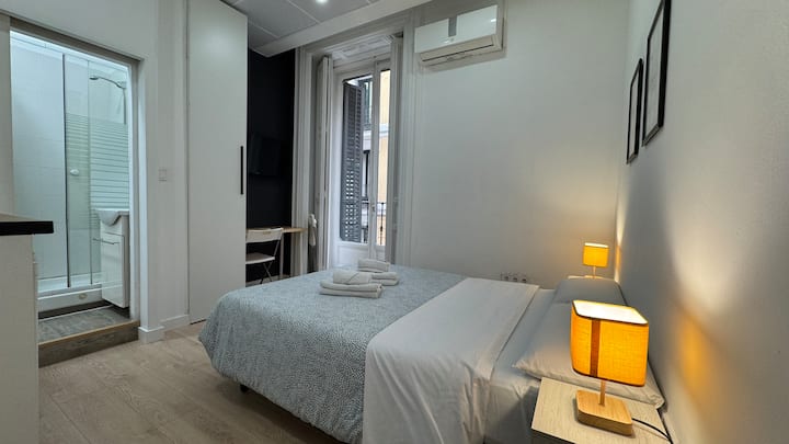 2.- Estudio Privado Baño Cocina Y Balcón Privado - Chueca