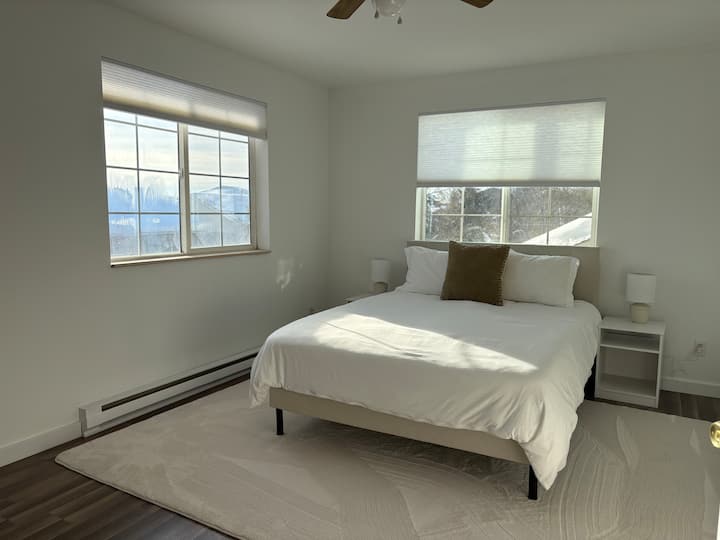 Bright Room In Belgrade - Montana