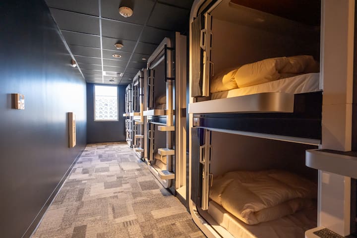 Premium Economy＋ (All Gender) - Honolulu, HI