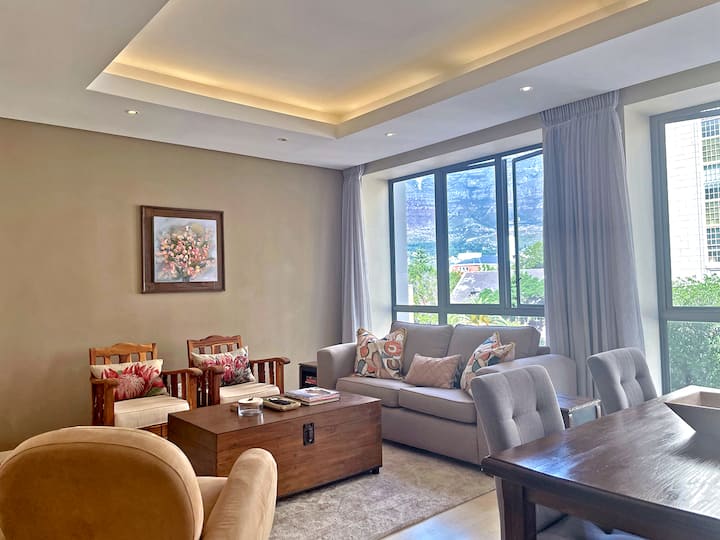 Luxury City Apt Mountain Views Green Belt Pool - Camps Bay
