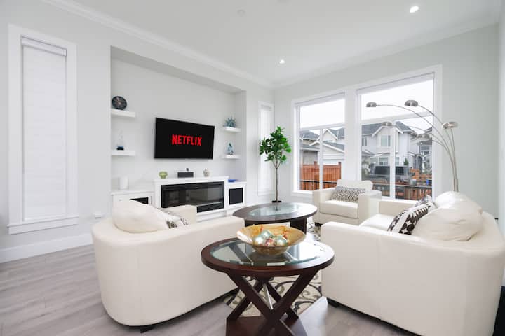 Modern 3br Near Langley Events Centre & Ev Charger - Langley