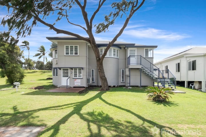 The Castaway - 3a Emu Street, Emu Park - Great Keppel (Wop-pa) Island