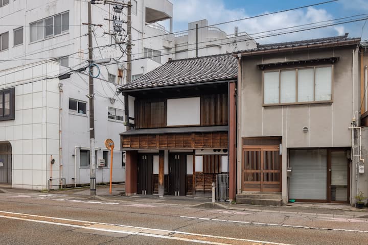 【ペット可】東茶屋街まで徒歩7分 | 築100年の町家リノベーション一棟貸し宿 - Kanazawa