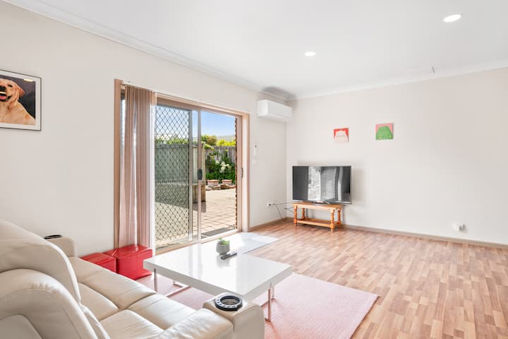 Modern Retreat- Private Entrance - Free Parking - Kingston, Australia
