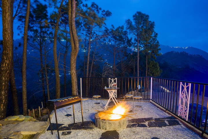 Panoramic Peaks: Hillside Retreat With Balcony - Shoghi