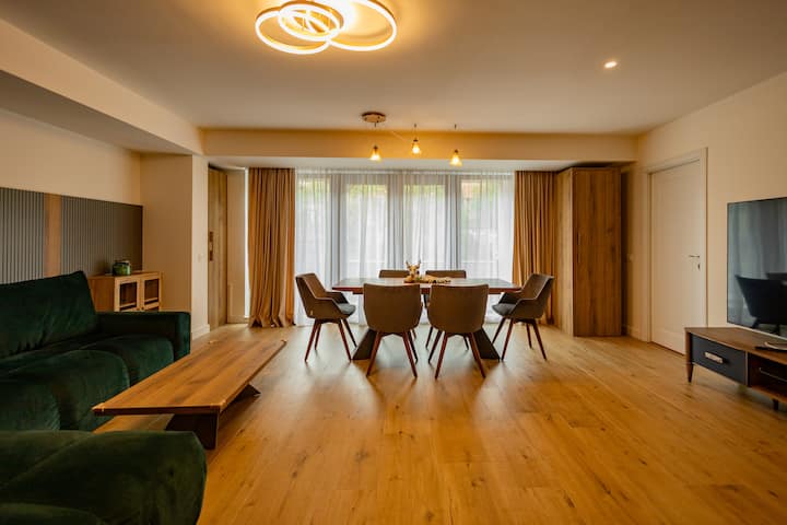 Family Retreat 2 Br With Balcony & Mountain View - Brassó