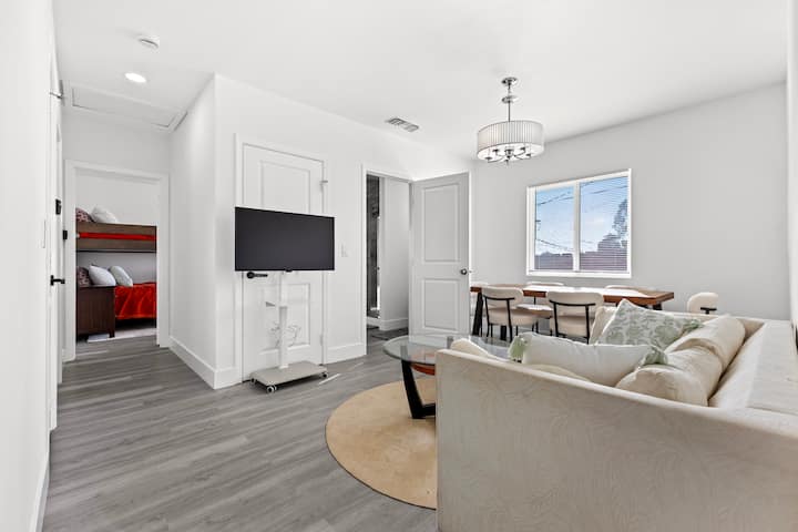 *Chic Dt/airport5mins Private Room W/attached Bath - San Diego, CA