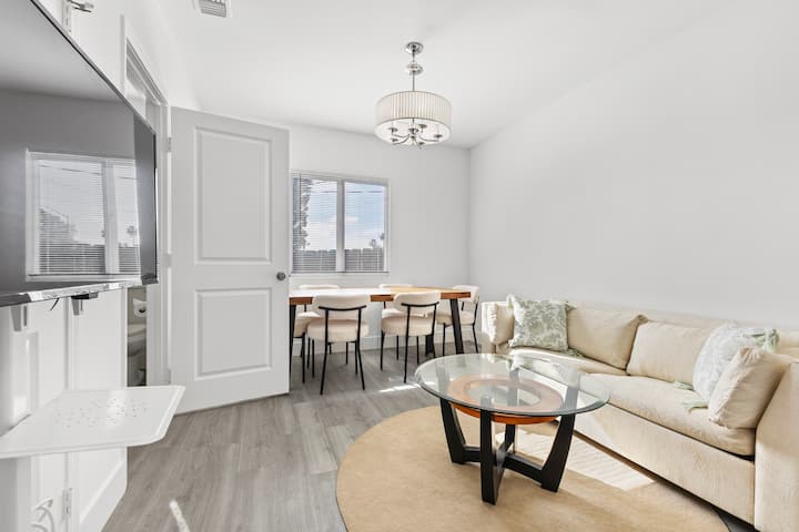 *Chic Dt/airport5mins Private Room W/attached Bath - San Diego, CA