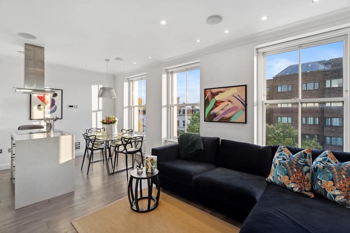 Modern Flat With Rooftop Views - 얼 코트