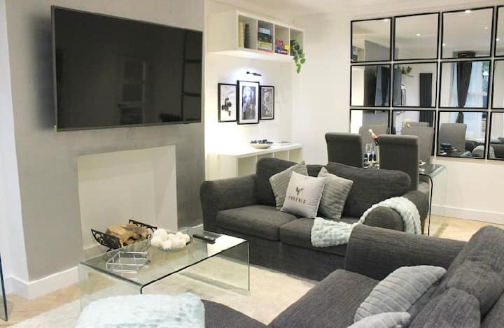 Beautiful 3-bedroom, 2-bathroom, Garden Hot Tub - London