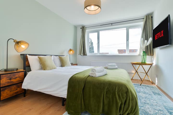 Stylish 4-bed Spacious Retreat W/ Parking & Garden - Canterbury