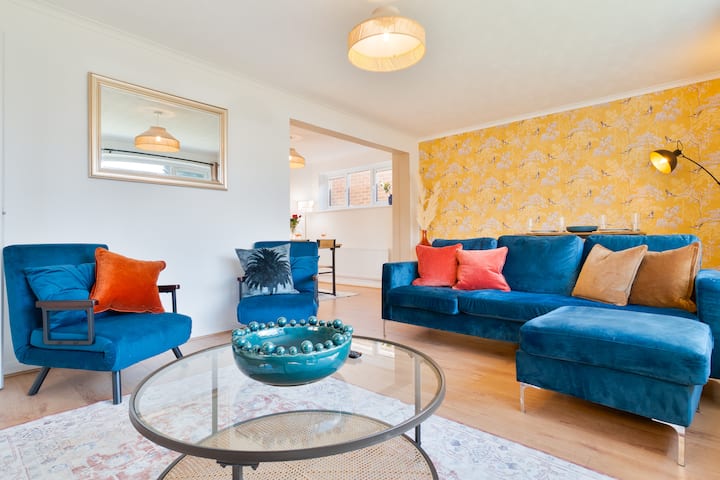 Stylish 4-bed Spacious Retreat W/ Parking & Garden - Herne Bay