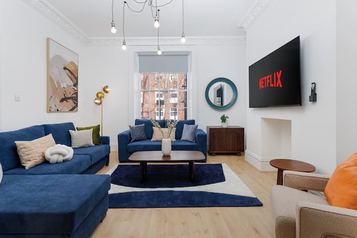 Flatzy–city Centre Mansion 2 | Sleeps 22 | 4 Baths - Wirral