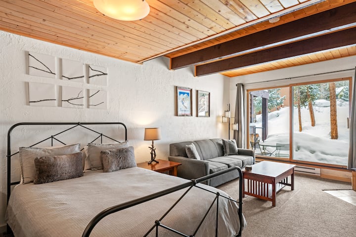 Large Studio; Excellent Location; Hot Tubs - Breckenridge, CO