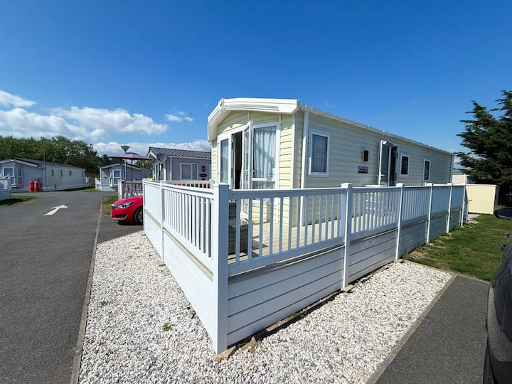 Caravan With Decking At Suffolk Sands Ref 45005hc - Felixstowe