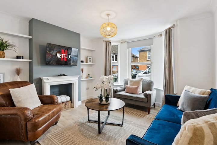 The Guildford Manor | Sleeps 9 | Free Parking - Woking
