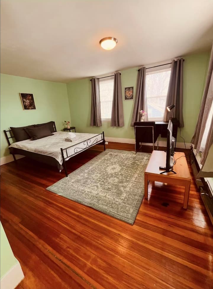 Cozy 2bedroom Apt In Cambridge With Parking - Lexington, MA