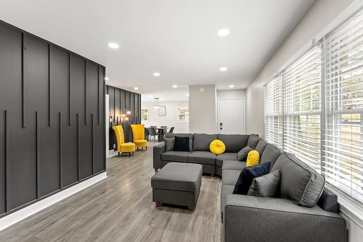 Spacious 5 Bedroom Atlanta Retreat W/ Private Yard - アトランタ